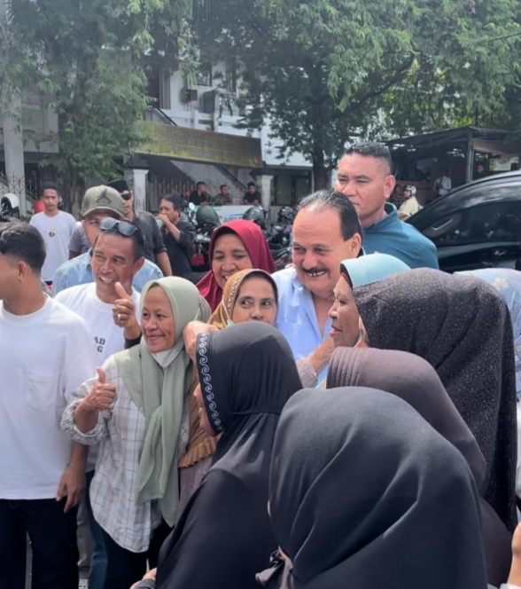 Haji Robert Disambut Tangis Haru saat Hadir di Sidang AGK - NuansaMalut.com Haji Robert Disambut Tangis Haru saat Hadir di Sidang AGK - NuansaMalut.com